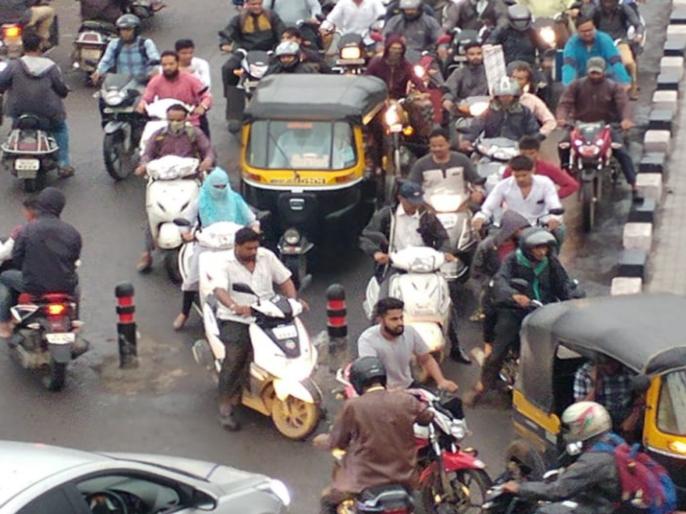 पुणे महापालिकेचा अजब कारभार ; भर रहदारीच्या वेळी लावले बाेलार्ड ...