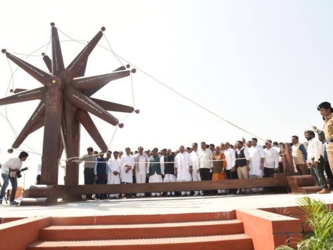 जगातील सर्वांत मोठ्या चरख्याचे लोकार्पण - Marathi News | The world's ...