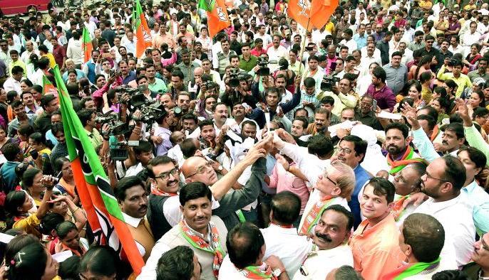 नागपुरात भाजपाने केली जीआरची होळी - Marathi News | BJP burn GR in ...