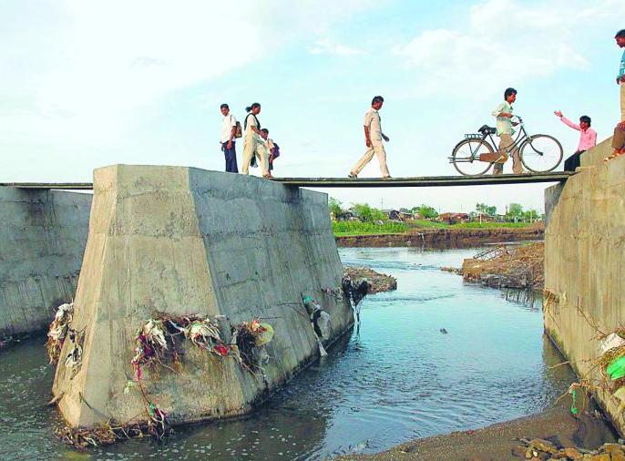 पिवळ्या नदीत वाहून गेली बालिका : पुलावरून पडली नदीत - Marathi News ...