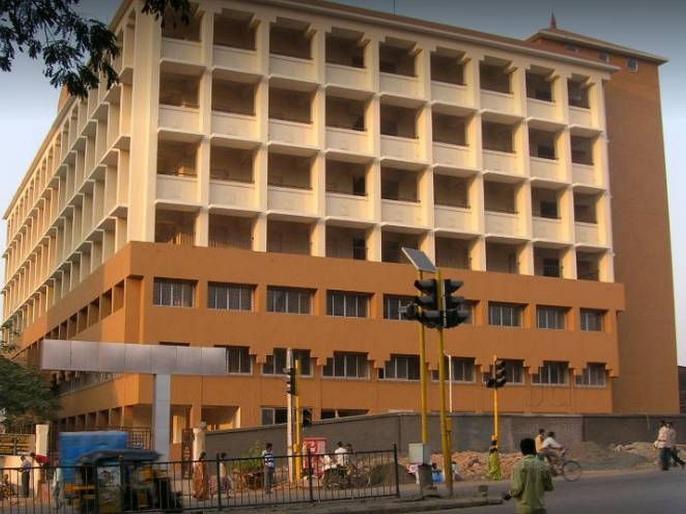 ‘जय श्रीकृष्ण’ म्हणत न्यायाधीशांवर भिरकावली बासरी - Marathi News | A ...