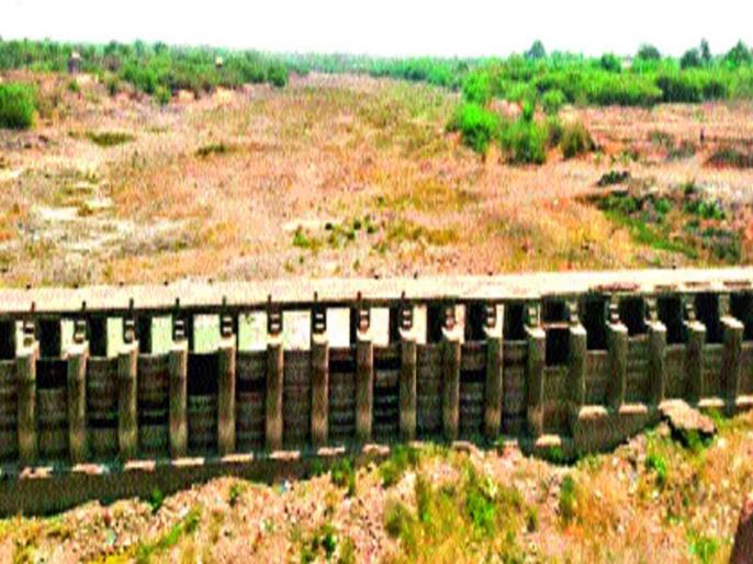 नीरा नदीतील बंधारे पाण्यावाचून कोरडे - Marathi News | Neera river ...