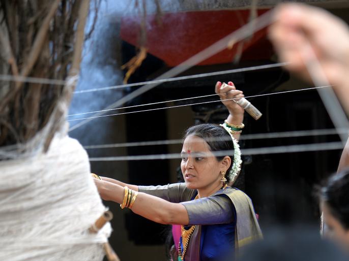 पती-पत्नीच्या हळूवार नात्याची वीण, सौभाग्यवतींनी केले वडाच्या झाडाचे ...