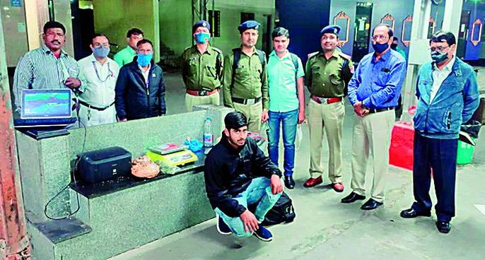 विशाखापट्टणम-नवी दिल्ली एक्स्प्रेसमधून गांजा तस्करास अटक - Marathi News ...