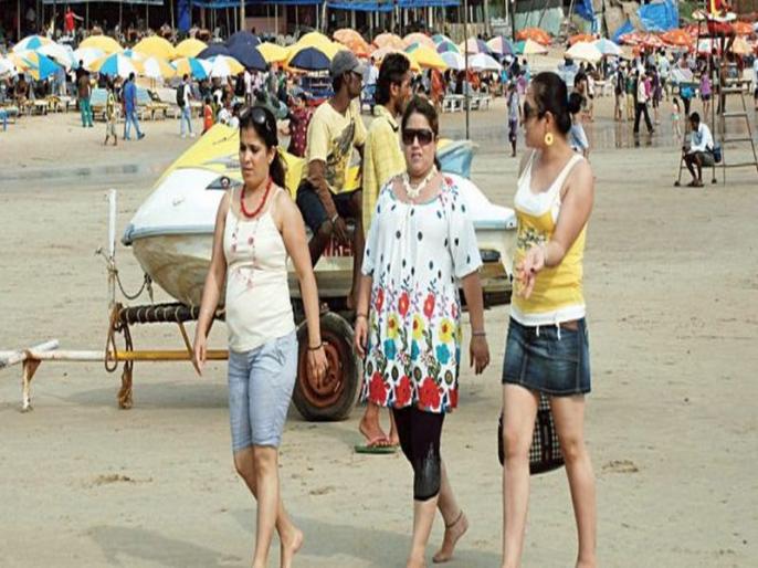 A Crowd Of Tourists In Goa, Gorgeous Beach Beaches | गोव्यात पर्यटकांची ...