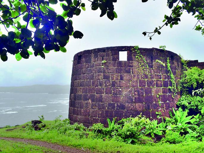 राज्य संरक्षित गोपाळगडला आजही टाळे ! - Marathi News | Avoid state ...