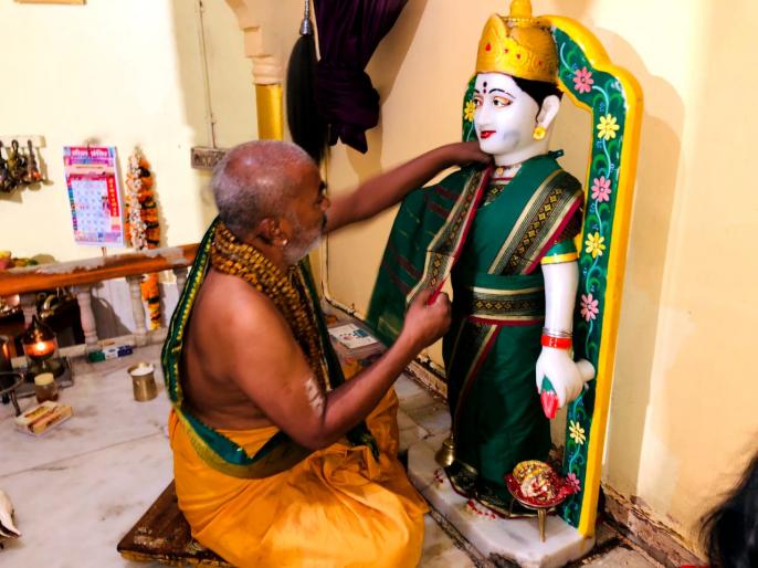 मुक्ताईनगरला मुक्ताई मंदिर उघडले पहाटे पाच वाजता, मुक्ताईला नेसवली ...