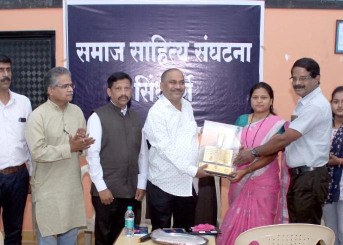 पुण्याच्या कवयित्री कविता शिर्के यांना नारायण सुर्वे पुरस्कार - Marathi ...