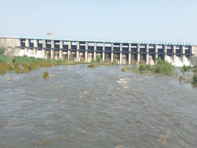 निम्न दुधना प्रकल्पातून नदीपाञात पाणी सोडले; तीन तालुक्यातील ५० गावांना ...