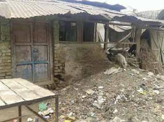 जुने तलाठी कार्यालय बनले धोकादायक - Marathi News | Old Talathi office ...