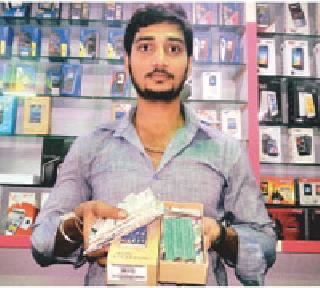 Soap In The Mobile Box | मोबाइलच्या बॉक्समध्ये साबण | Lokmat.Com