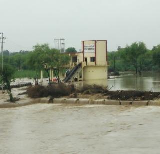 नांदेडमध्ये आसना नदीला मोठा पूर, अनेक लोक अडकले - Marathi News | A flood in Nanded floods, a lot ...