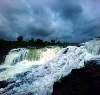 पैनगंगेवरील बॅरेजचे दरवाजे उघडले! - Marathi News | Opening of barge ...