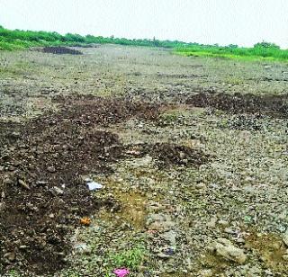 Neera River In Dry Monsoon | ऐन पावसाळ्यात नीरा नदी कोरडी | Lokmat.Com