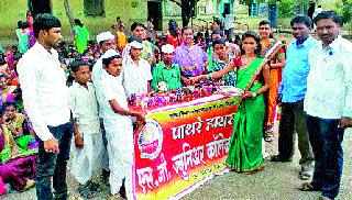 पाथरे विद्यालयात इको फ्रेंडली गणेशमूर्ती कार्यशाळा - Marathi News | Eco ...