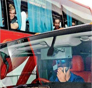 The New Zealand Players Are Surprised To See Dhoni'S Hamar Car | धोनीची ...