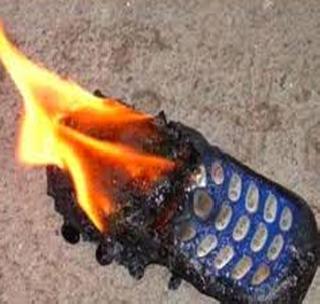 Mobile Battery Explosion; The Child Was Injured | मोबाइल बॅटरीचा स्फोट ...