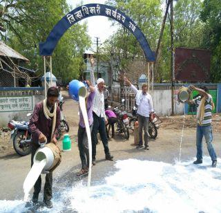 155 Liters Of Milk Poured In Front Of Wardha Collector Office-1 | वर्धा ...