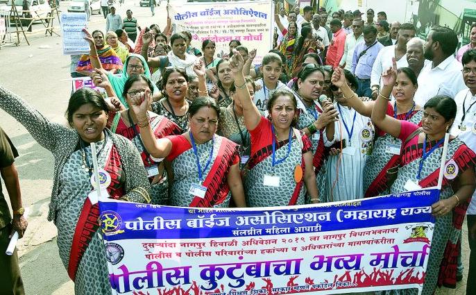 पोलीस भरतीत १० टक्के आरक्षण द्या : पोलीस कुटुंबाचा मोर्चा - Marathi ...
