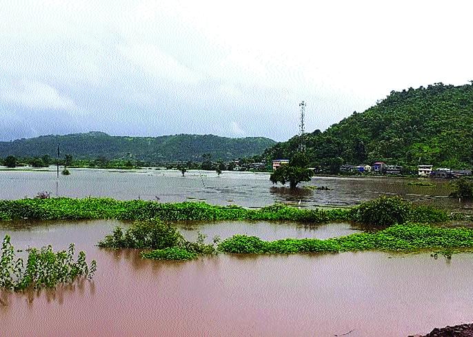 सावित्री नदीच्या पुराचे पाणी महाड शहरात - Marathi News | Flood water of ...