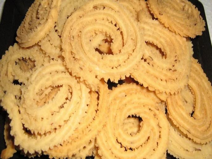 Diwali Faral : Rice Or Tandul Chakli Recipe | फराळासाठी खमंग खुसखुशीत ...