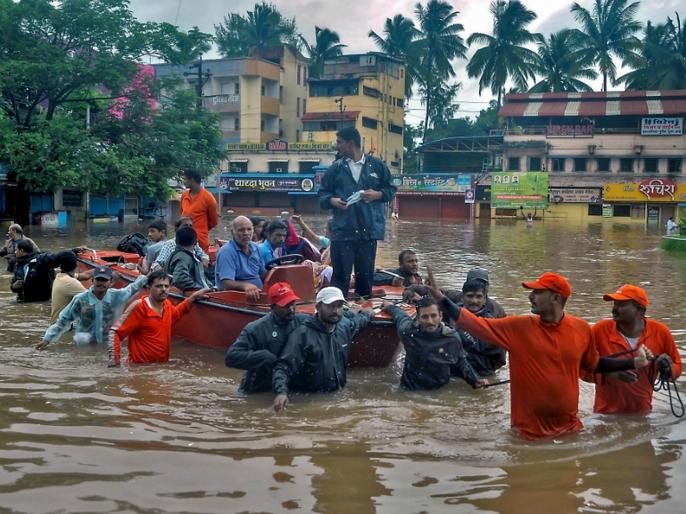 सांगलीतील पूरग्रस्तांना सोलापुरातून मदतीचा हात - Marathi News | A helping hand from Solapur to ...