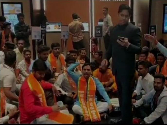 'ठाकरे' सिनेमाचे पोस्टर न लावल्याने आयनॉक्समध्ये शिवसैनिकांचा गोंधळ ...