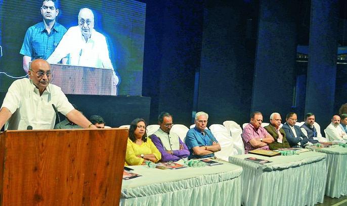 अंधश्रद्धा निर्मूलनासाठी प्रथमच अनुकूल सरकार : श्याम मानव - Marathi ...