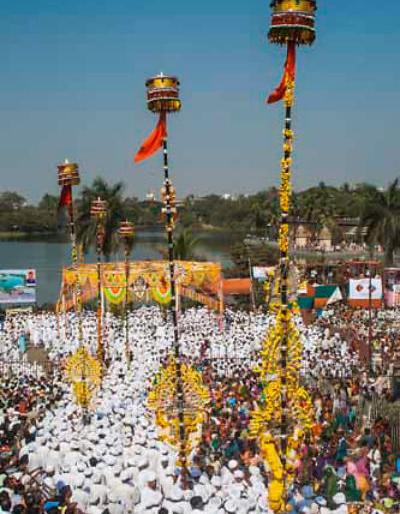 आपत्कालीन रस्ता सोडून स्टॉलची उभारणी, सोलापूर गड्डा यात्रेची तयारी सुरू ...