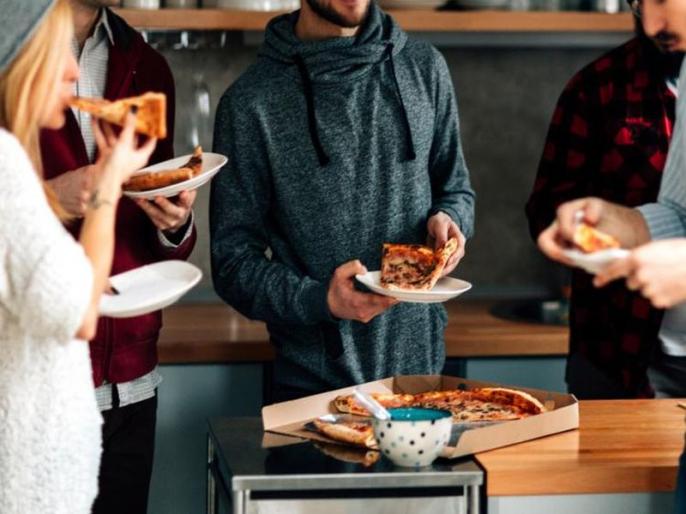 उभं राहून जेवण करणे तुमच्या आरोग्यासाठी नुकसानकारक, पण कसं? - Marathi ...