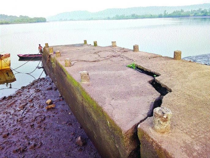 वराठी गावातील जेट्टीची दुरवस्था; उधाणाचे पाणी आल्यास अपघाताचा धोका ...