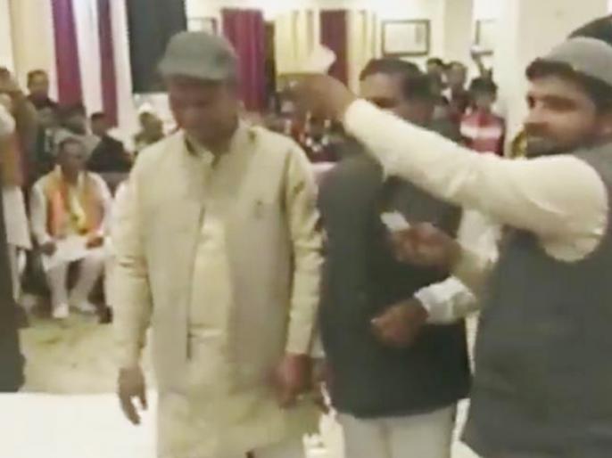 काँग्रेसचा 'प्रताप'... शहिदांना श्रद्धांजली वाहायला जमले, नेत्यावर नोटा ...