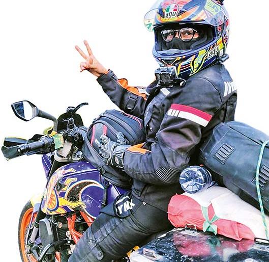 motovlog: भेटा मुंबईकर राइडर तरुणीला ! - Marathi News | motovlog : Meet ...