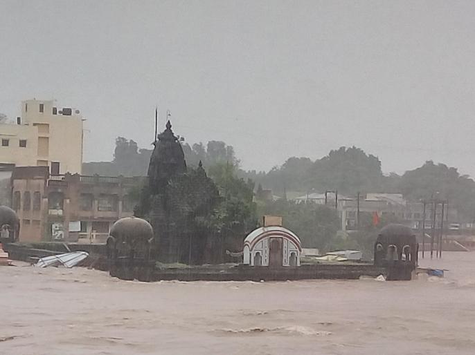 नाशिकला महापुराचे संकेत; नारोशंकर मंदिराचे छत बुडाले - Marathi News | Due to heavy rain in ...