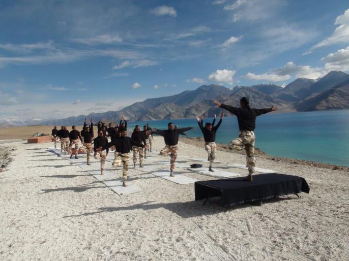 International Yoga Day : कुठे पाण्यामध्ये तर कुठे बर्फामध्ये, भारतीय ...
