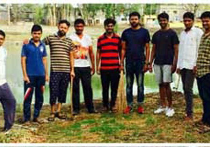 मेहकर शहराच्या स्वच्छतेसाठी युवावर्ग सरसावला - Marathi News | Mehkar ...