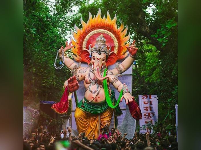 Parel Cha Raja 2019: परळच्या राजाची सामाजिक बांधिलकी, शांततेत आगमन ...