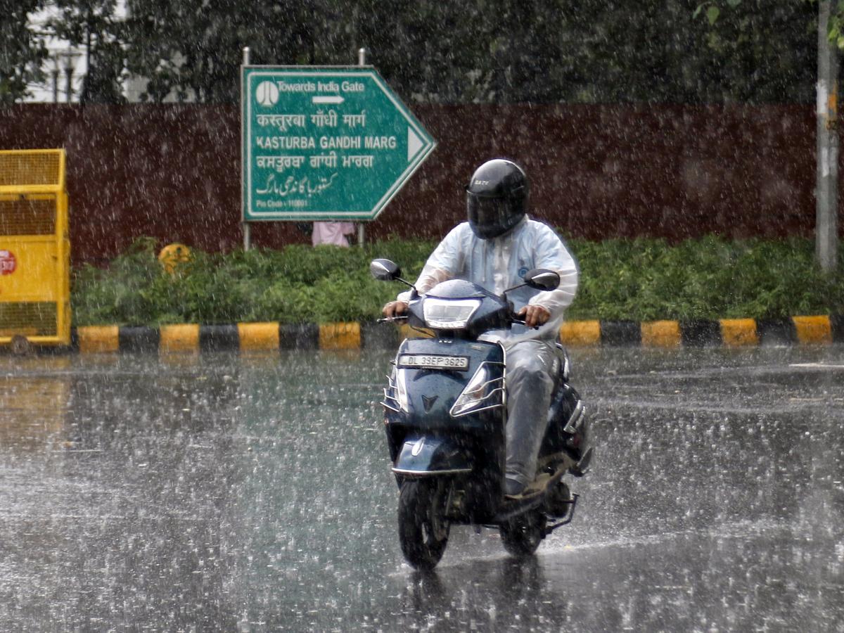 Heavy rain lash parts of Delhi, min temperature recorded at 25 degrees ...