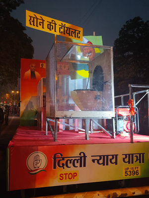 Congress unveils tableau of Kejriwal’s gold-plated toilet seat - www ...