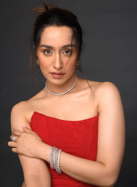Shraddha Kapoor watches ‘Hero No.1’ with Shakti Kapoor to celebrate ...