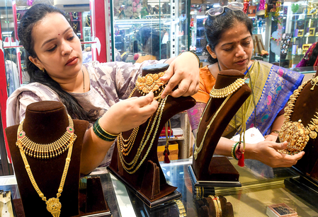 Silver slides nearly 3.5 pc on MCX - www.lokmattimes.com