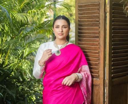‘Mamma’ Parineeti Chopra stuns in pink saree as she steps out for 2 ...