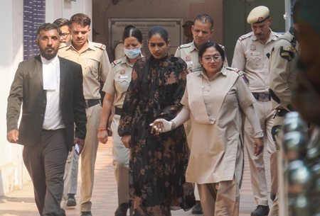 SC issues notice to Delhi Police on Sukesh Chandrasekhar's wife Leena's ...