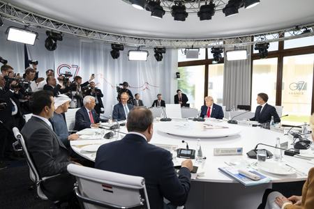 Trump hails UAE ties amid Iran deal - www.lokmattimes.com