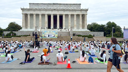Yoga Day draws large crowd in Washington - www.lokmattimes.com