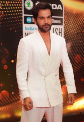 Slain lawyer Shahid Azmi's mother gifted pen to Rajkummar Rao during ...