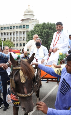 K'taka Cong leaders take tonga ride to Assembly to protest price hike ...