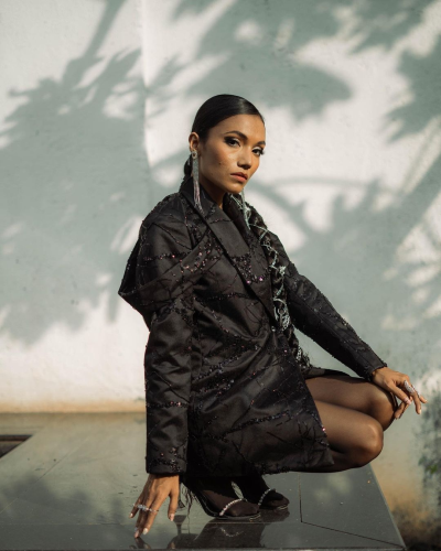 Dee MC says she likes playing with her cats after long day at work - www.lokmattimes.com