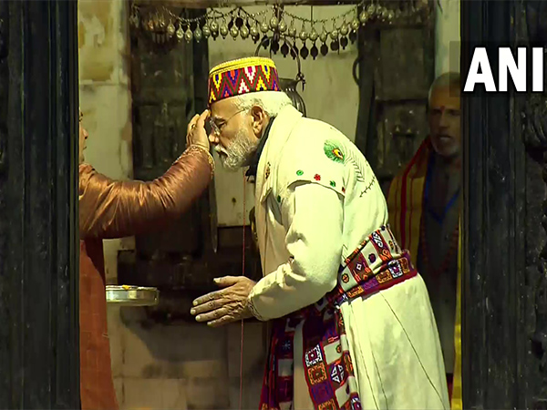 At Kedarnath PM Modi dons 'Chola Dora' to offer prayers, fulfils ...