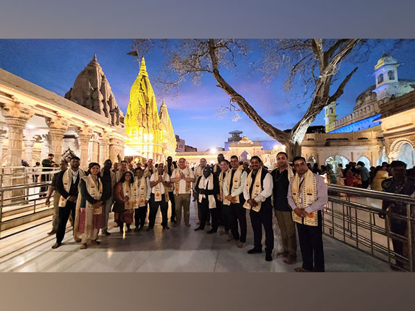 11 UN Ambassadors visit Varanasi, explore Kashi Vishwanath Temple ...